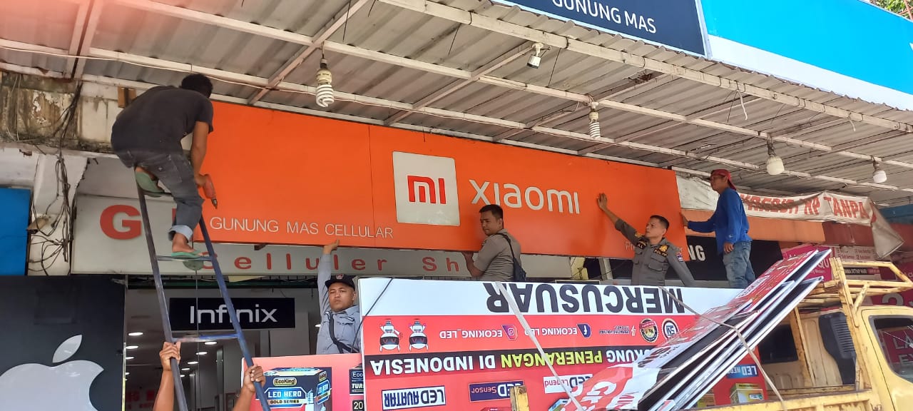 Tak Bayar Pajak, 20 Kontruksi Reklame dan Billboard Dibongkar Tim ...